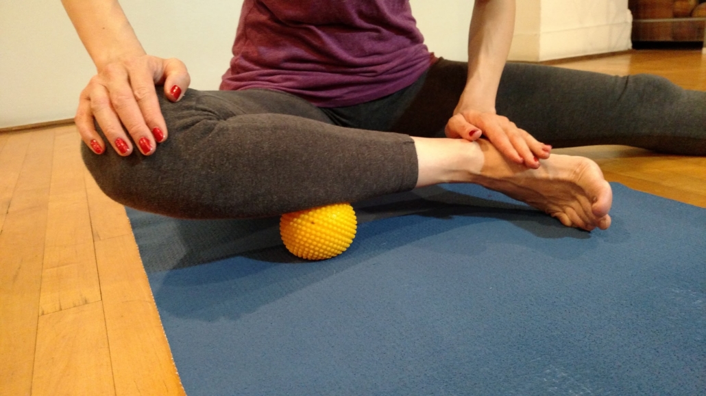 Bodymind Ballwork for The Outer Side of The Legs - Ellen Saltonstall