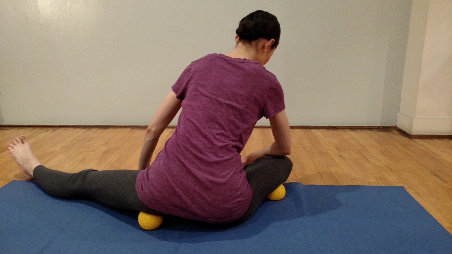 Bodymind Ballwork for The Outer Side of The Legs - Ellen Saltonstall